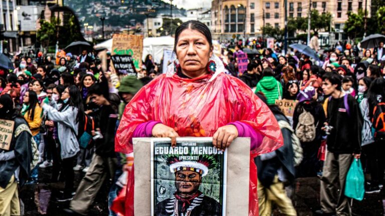 Mujeres indígenas de la Amazonía ponen su cuerpo para defender su ...